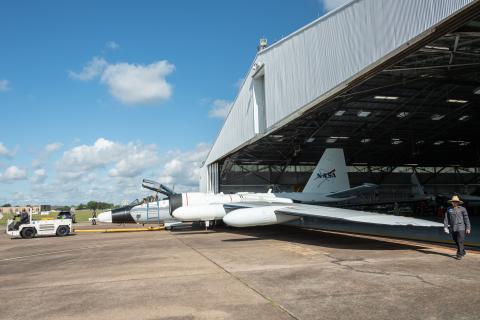 WB-57 N926NA - Towing to Flightline | ACEPWG